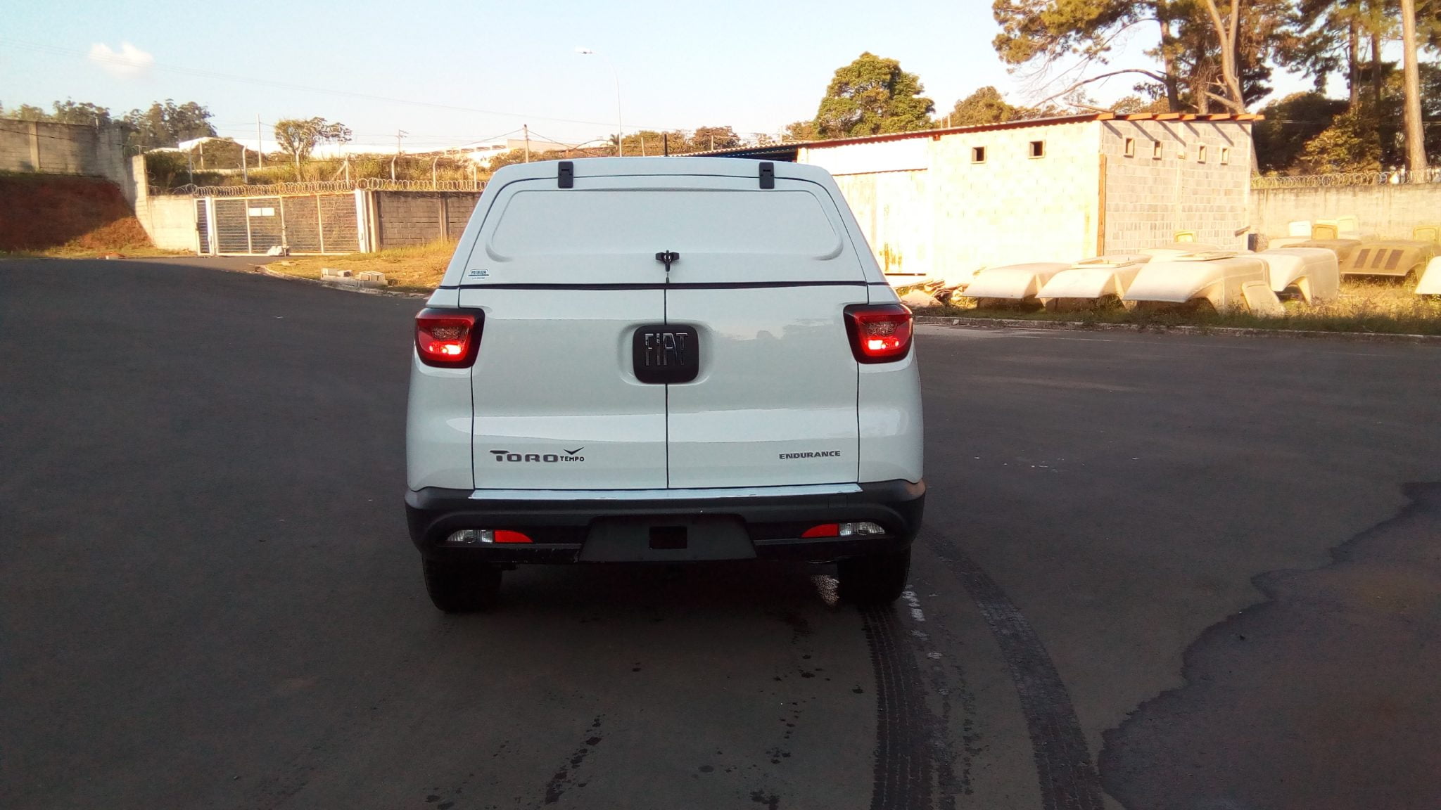 Capota de fibra para Toro modelo Furgão - Premium Capotas